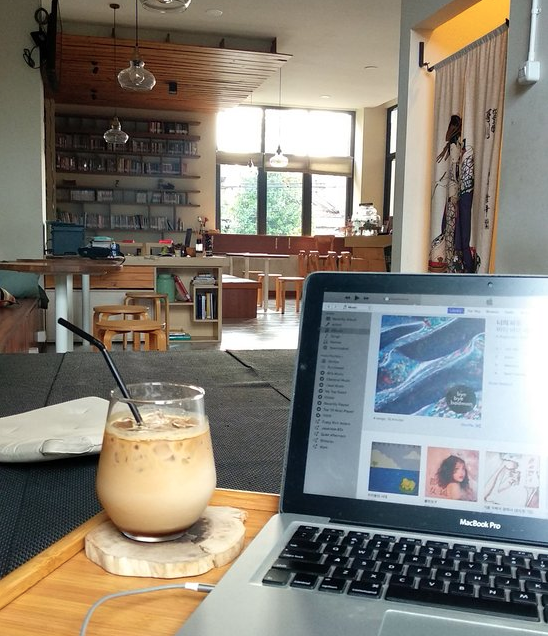 7 Kafe Buku di Bandung yang Cozy, Cocok untuk Bookworms!