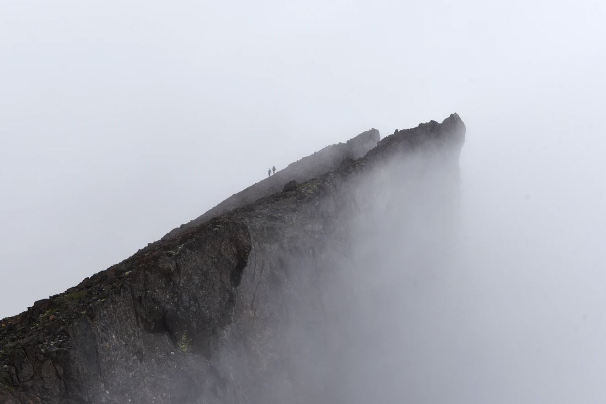 10 Pengalaman Mistis Pendakian Gunung di Indonesia yang Paling Mencekam