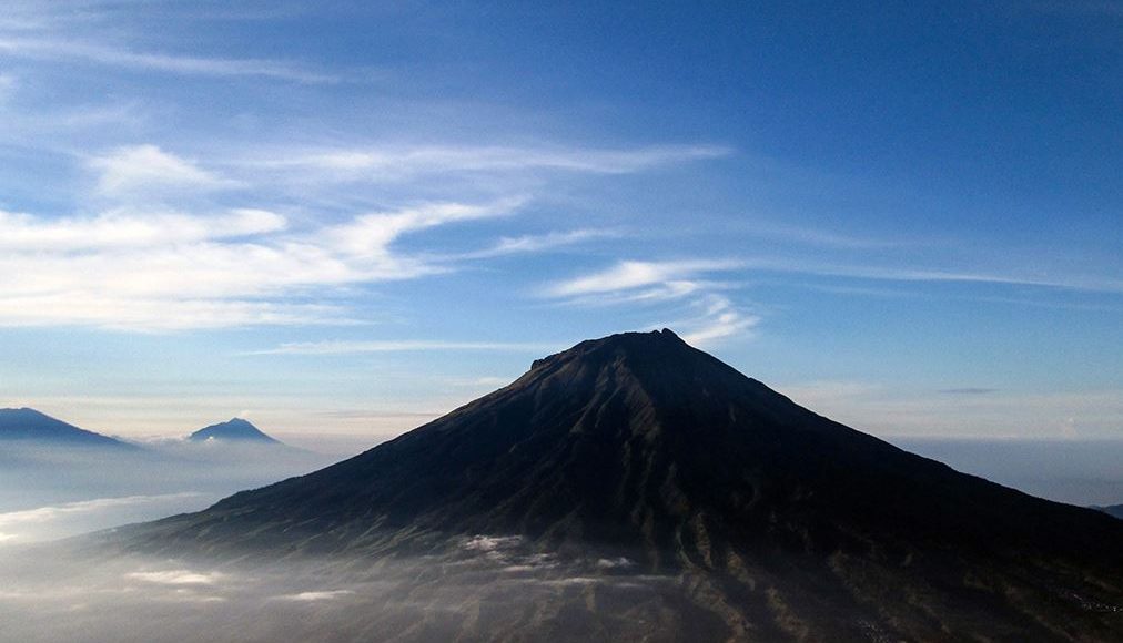 Hati-Hati Saat Mendaki! Ini Dia 10 Gunung Paling Angker di Indonesia