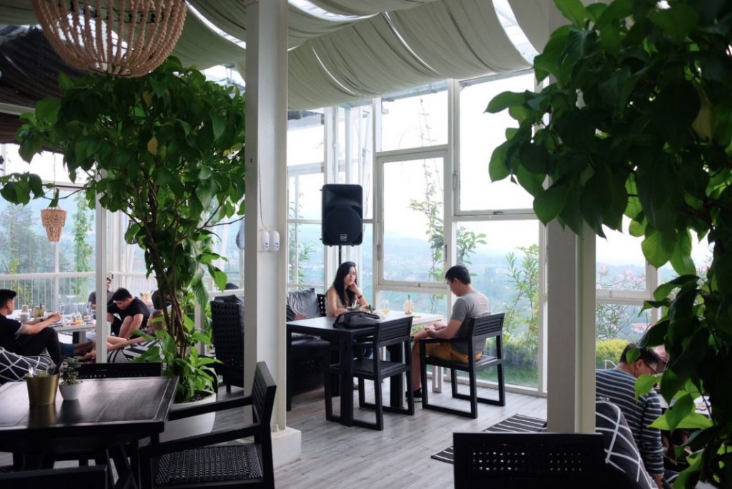 Yuk Nongkrong di 7 Rekomendasi Rooftop Cafe Bandung dengan City View ...