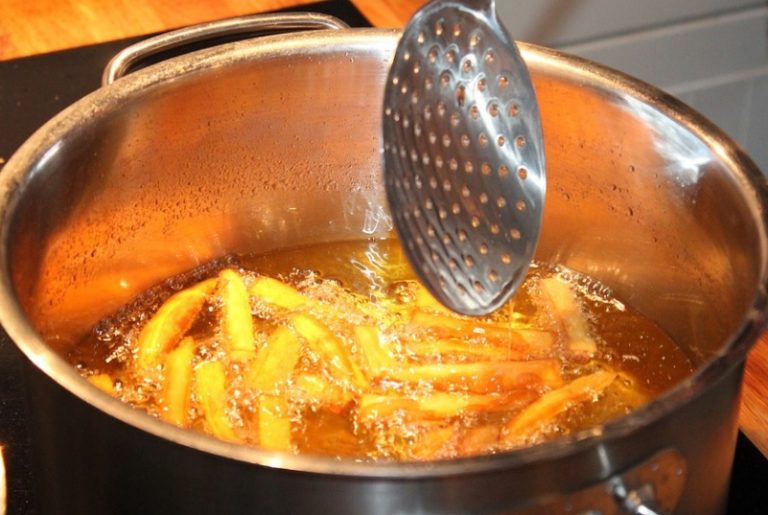 8 Teknik Memasak Deep Frying yang Aman, Bikin Makanan Garing!