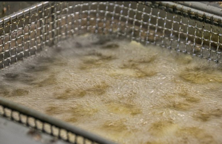 8 Teknik Memasak Deep Frying yang Aman, Bikin Makanan Garing!