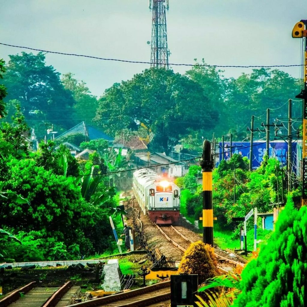 Suka Jalan-Jalan Naik Kereta Api? Simak Jalur Kereta Api Paling Ekstrem ...