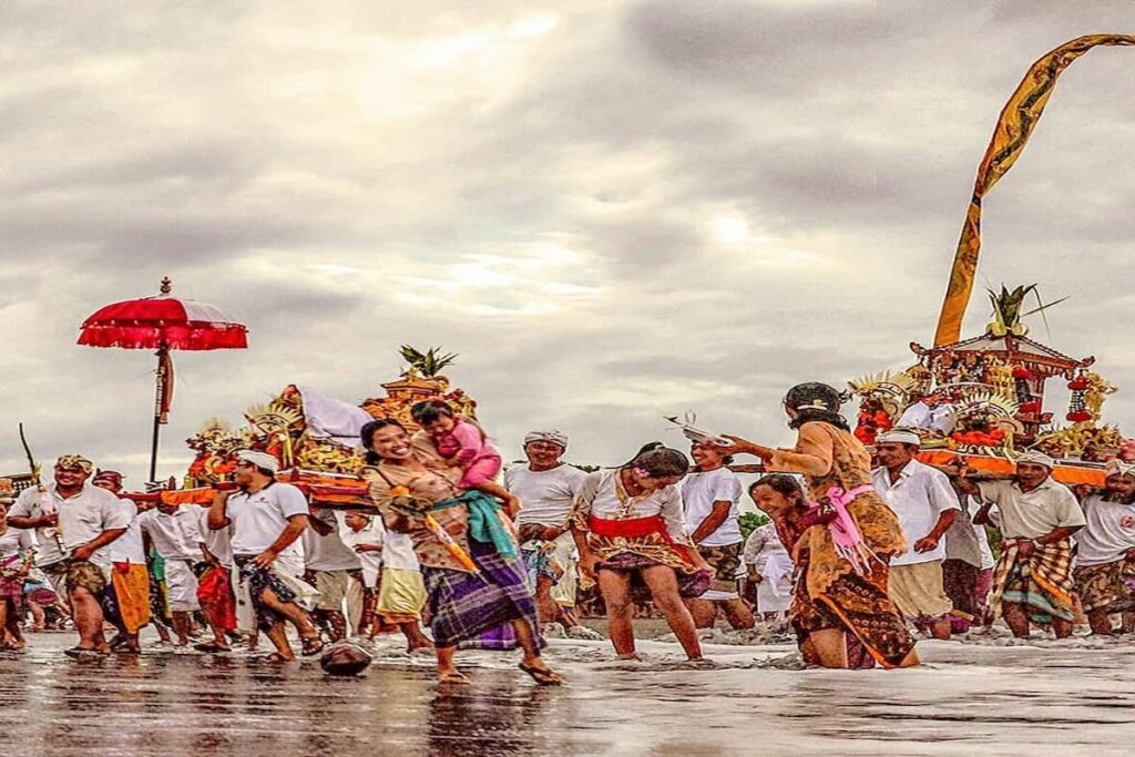 Upacara Melasti: Asal-Usul, Makna, dan Tata Caranya