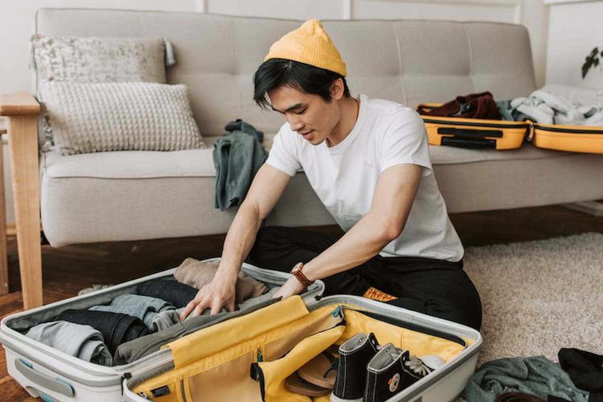10 Cara Packing Baju di Koper yang Efisien untuk Traveling