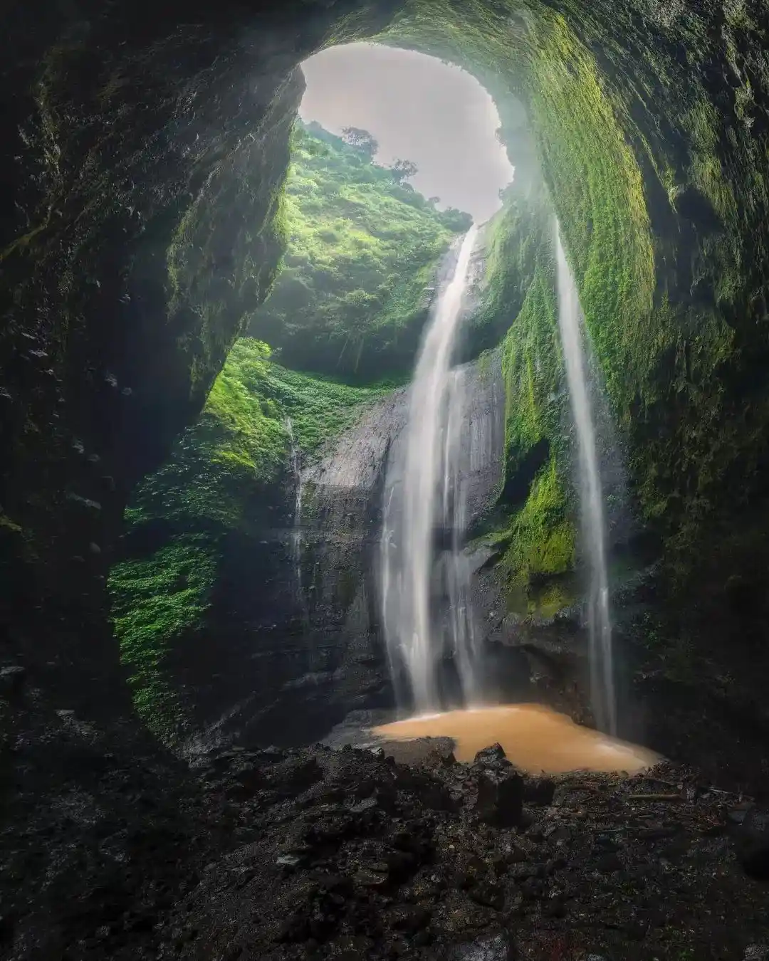 12 Air Terjun Tertinggi di Indonesia, Ada yang Hingga 250 meter!