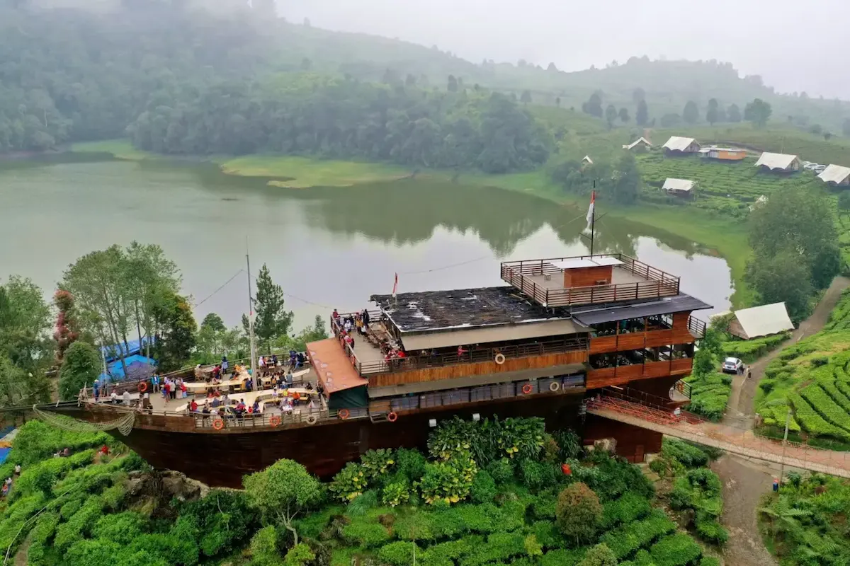 15 Tempat Makan dengan View Bagus di Bandung