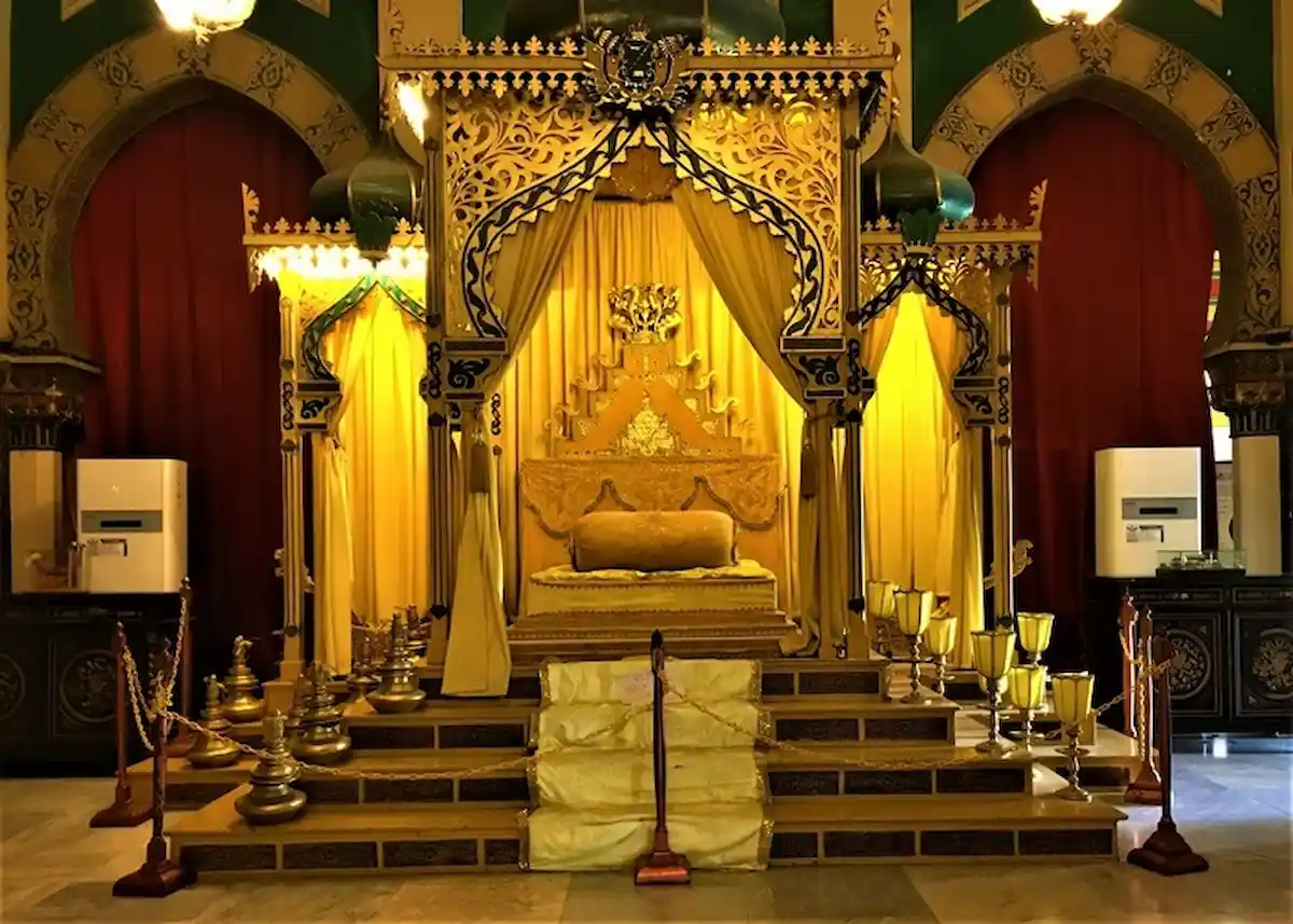 Sejarah Istana Maimun hingga Legenda Meriam Puntung di Medan