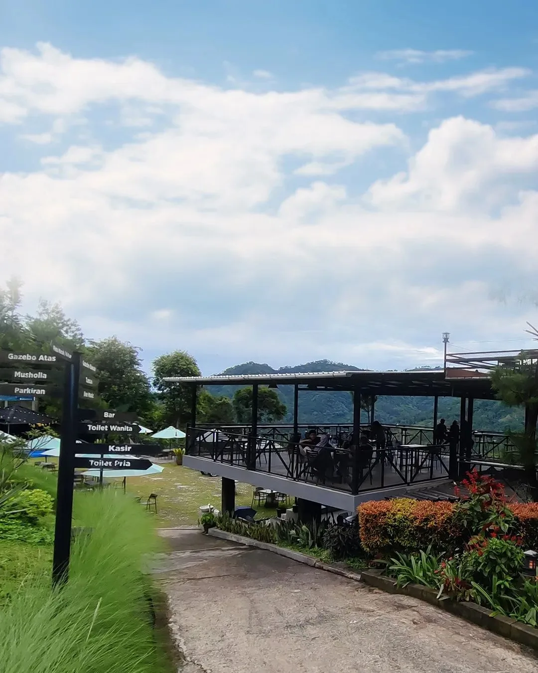 10 Rekomendasi Tempat Makan Enak di Bogor View Cantik