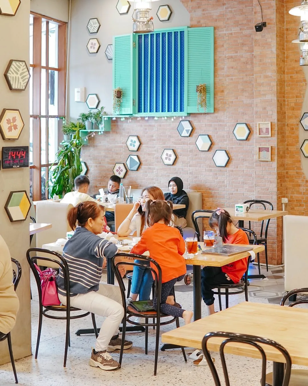 22 Cafe Tempat Nongkrong di Medan Paling Hits