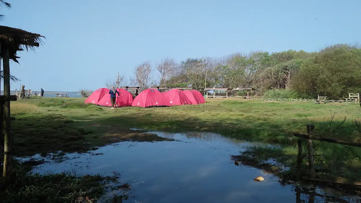 Pantai Baros: Melihat Daya Tarik, Rute & Jam Operasionalnya