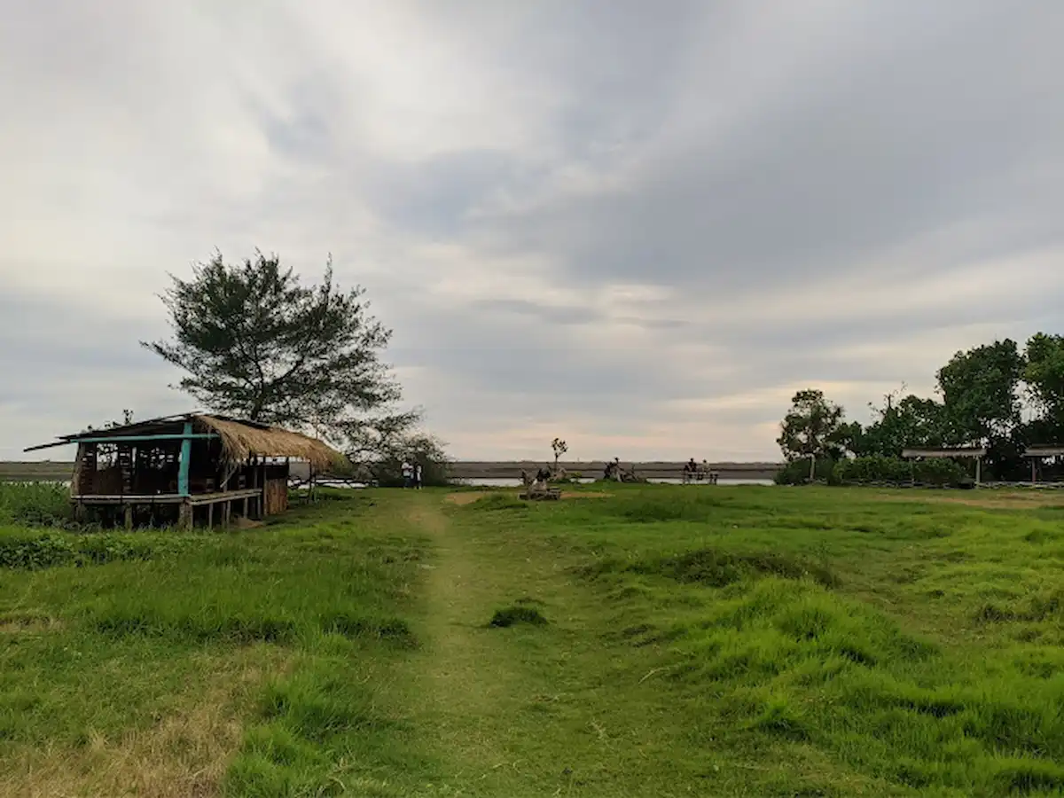 Pantai Baros: Melihat Daya Tarik, Rute & Jam Operasionalnya