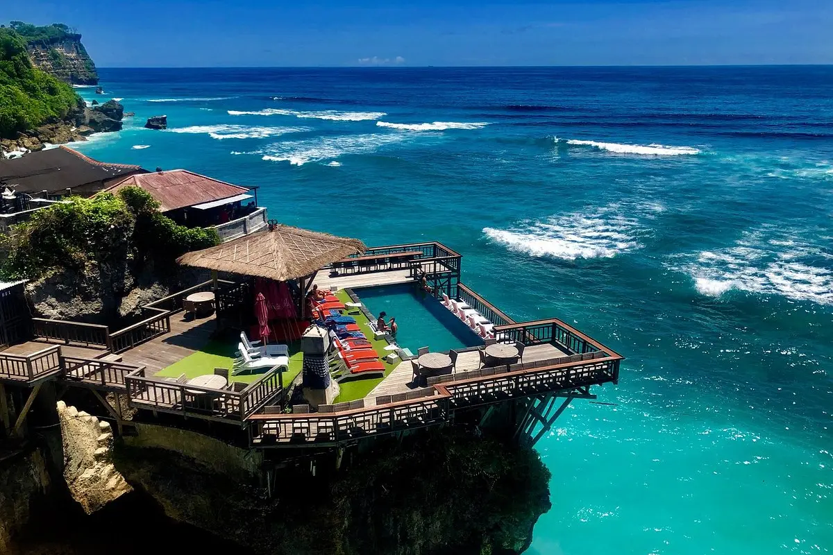 Pantai Blue Point: Lokasi, Daya Tarik, dan Fasilitasnya