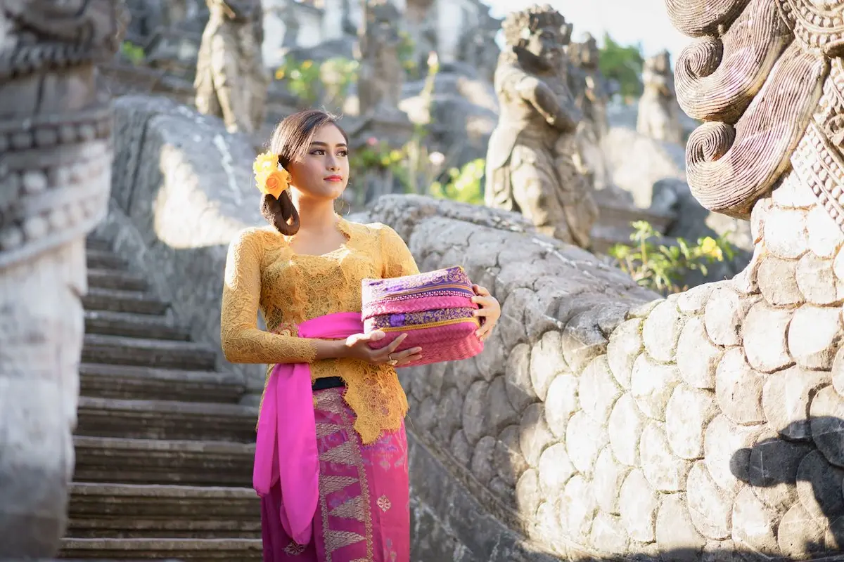 8 Cara Memakai Selendang Bali untuk Perempuan