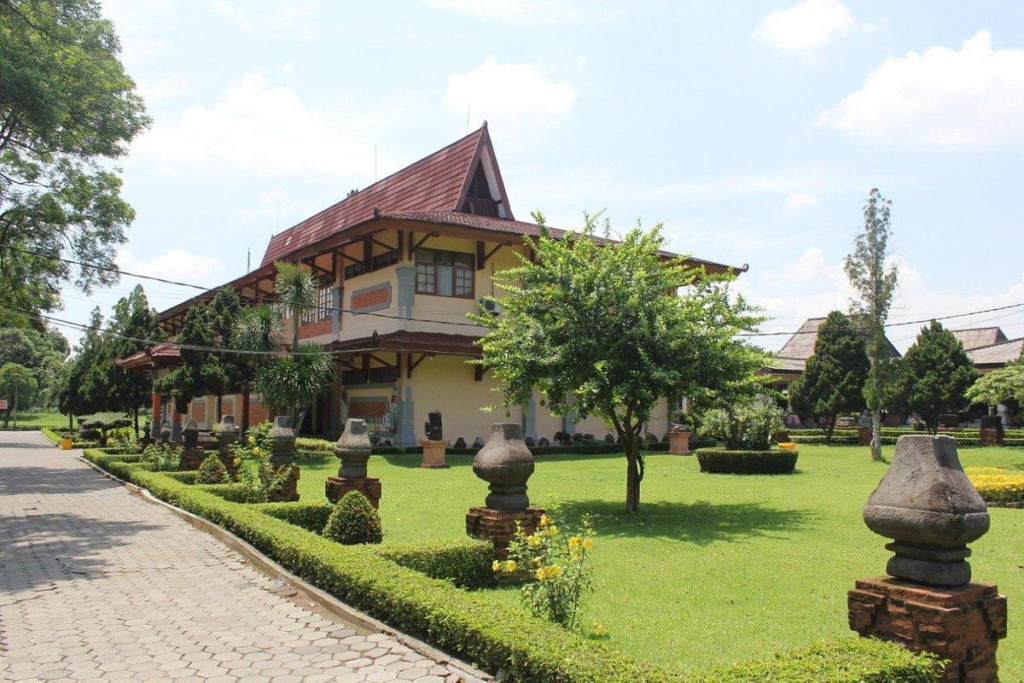 Wisata Sejarah Mojokerto: Peninggalan Kerajaan Majapahit