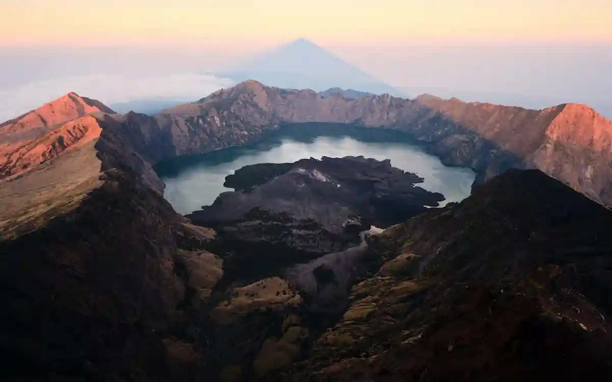 Danau di Gunung Rinjani: Begini Asal Usul dan Daya Tariknya