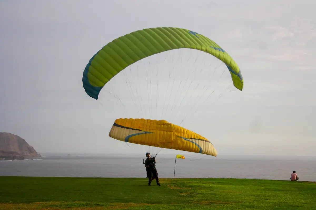 Paralayang Puncak: Tips dan Rekomendasi Tempatnya yang Seru