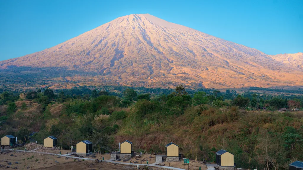 Discovering the Tropical Paradise of Senggigi Beach Lombok