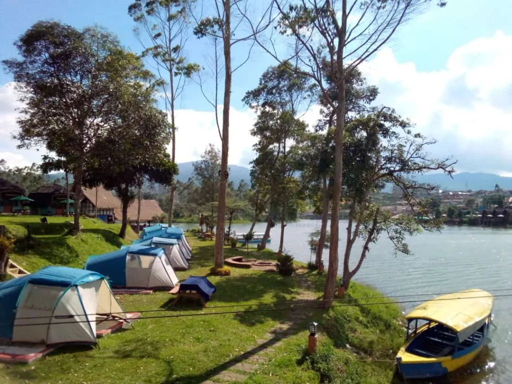 10 Glamping Bandung Pinggir Sungai dengan View Menarik!