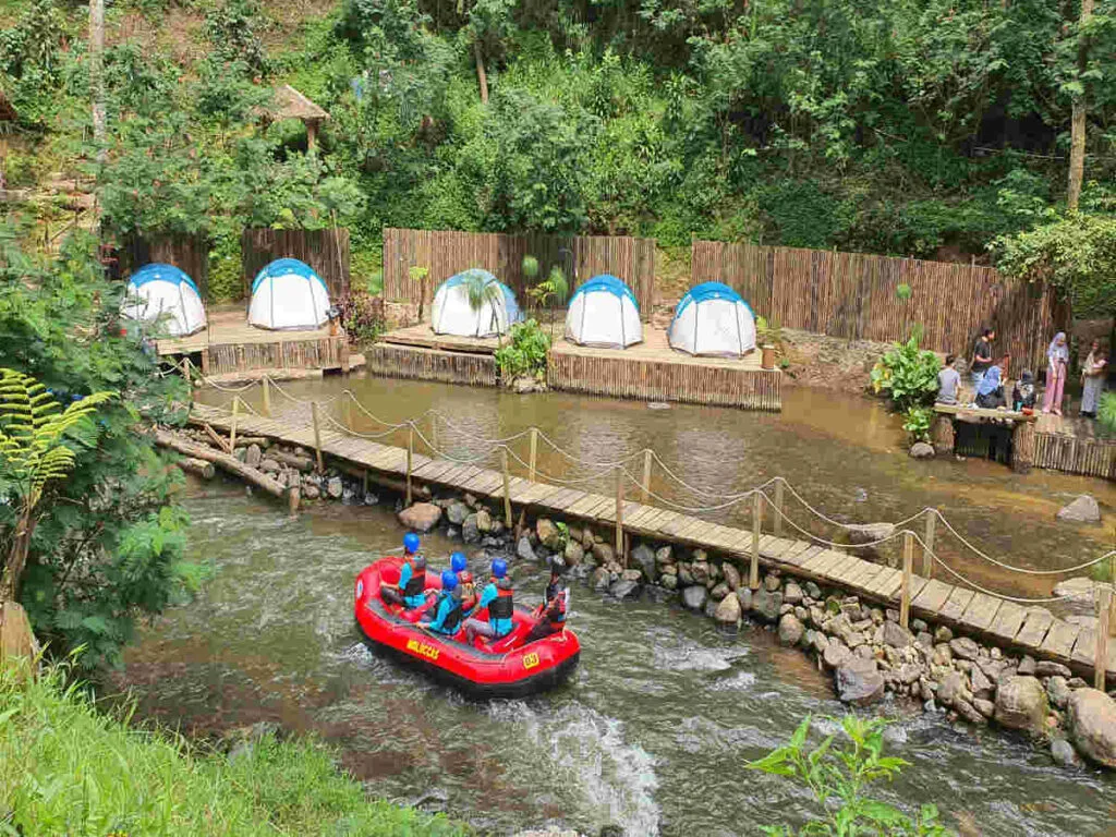 10 Glamping Bandung Pinggir Sungai dengan View Menarik!