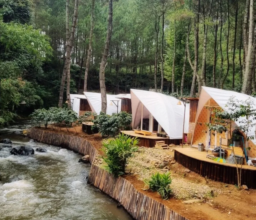 10 Glamping Bandung Pinggir Sungai dengan View Menarik!