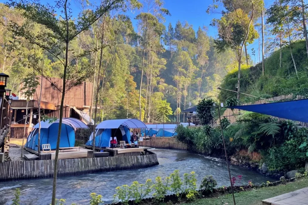 10 Glamping Bandung Pinggir Sungai dengan View Menarik!