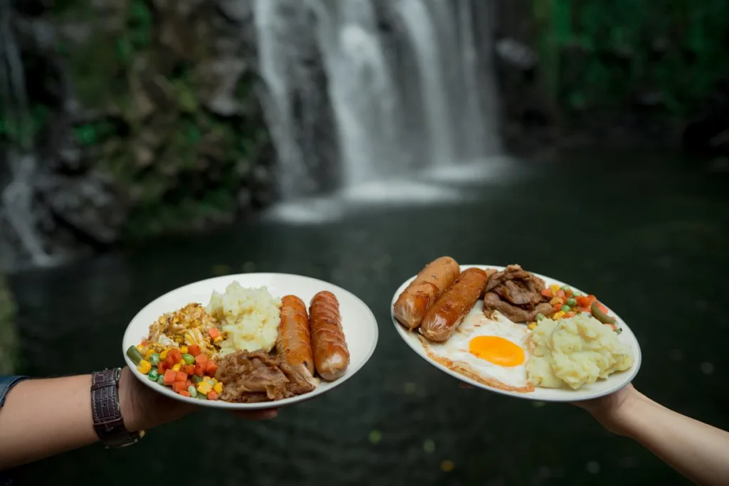 Stay di Bobocabin Baturraden? Cobain Breakfast by the Waterfall!