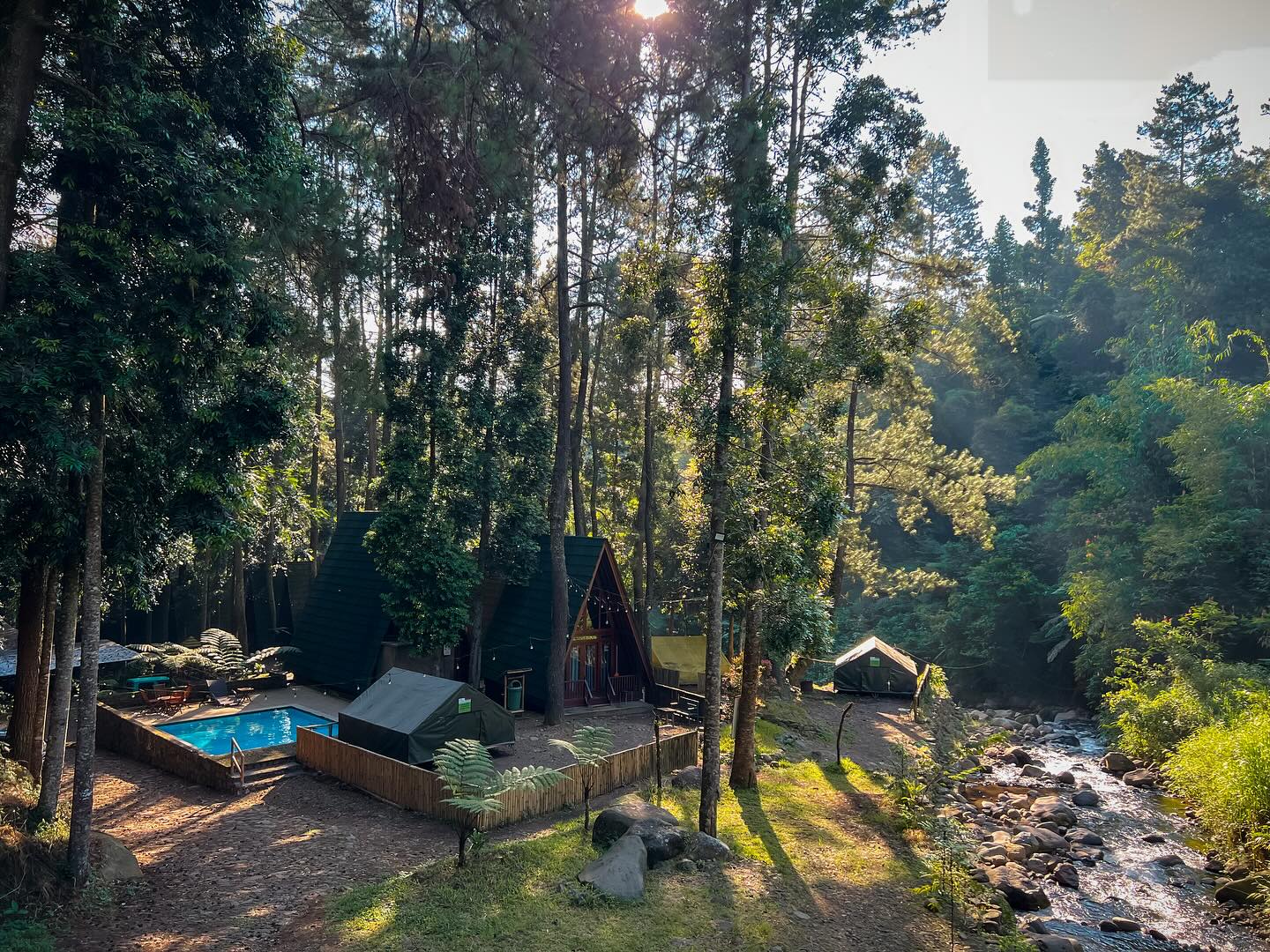 19 Rekomendasi Camping dan Glamping di Puncak