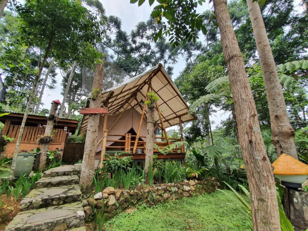 5 Rekomendasi Tempat Glamping dengan View Gunung Salak