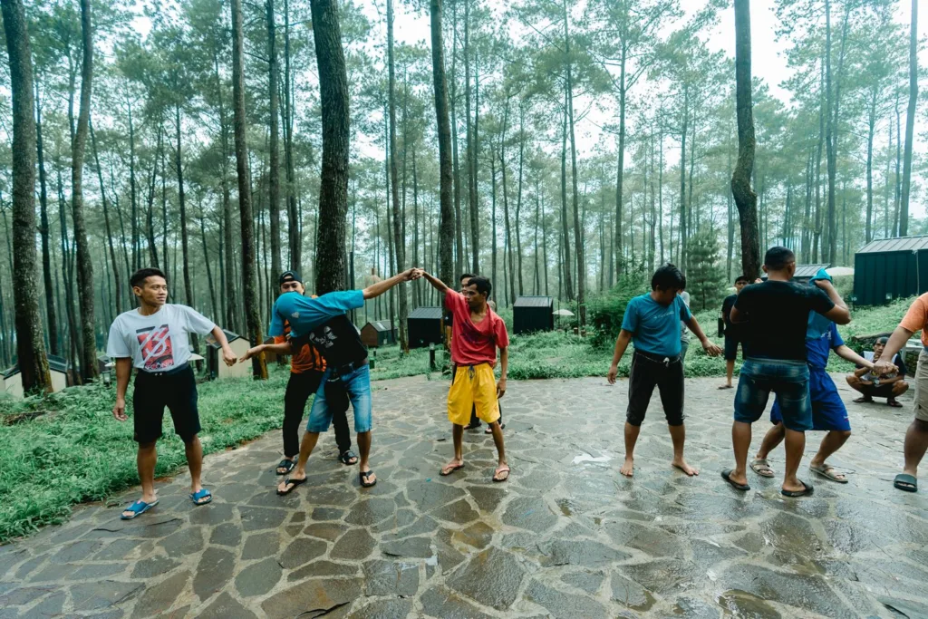 25 Games Outbound Team Building yang Bikin Makin Kompak