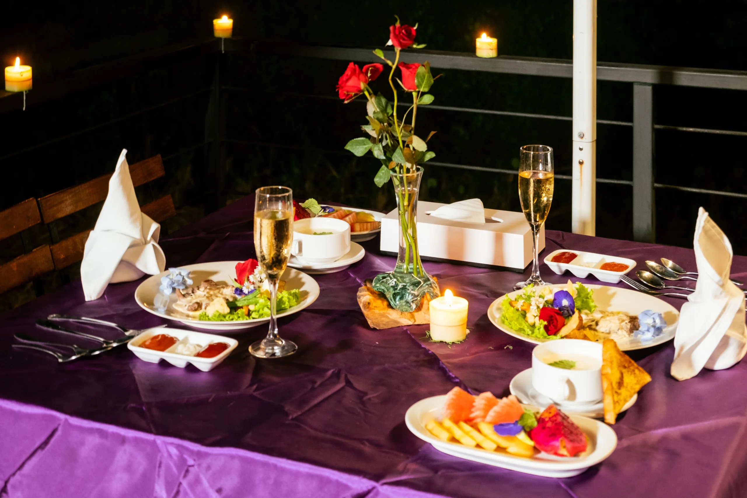 6 Rekomendasi Dinner Romantis di Pantai Bali bersama Pasangan