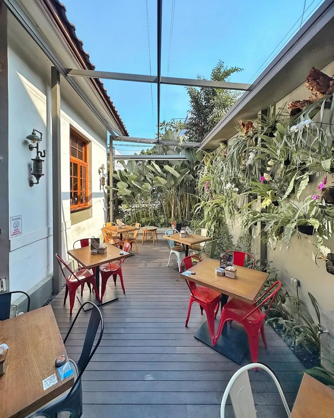 Ngabuburit Asyik di 10 Cafe di Jalan Riau Bandung