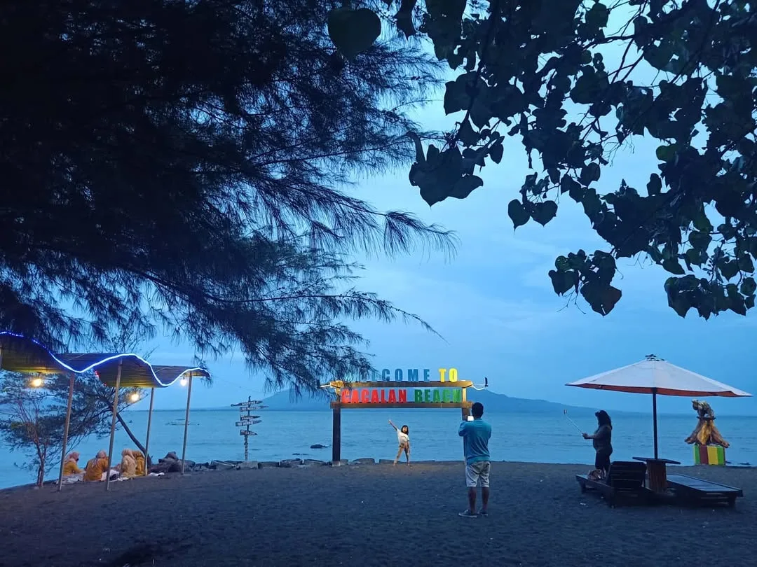 Liburan Seru ke Pantai Cacalan Banyuwangi, Apa Aja yang Menarik?