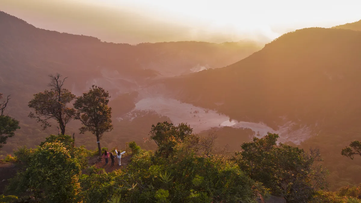 Gunung Patuha: Panduan Jalur Pendakian dan Spot Wisata