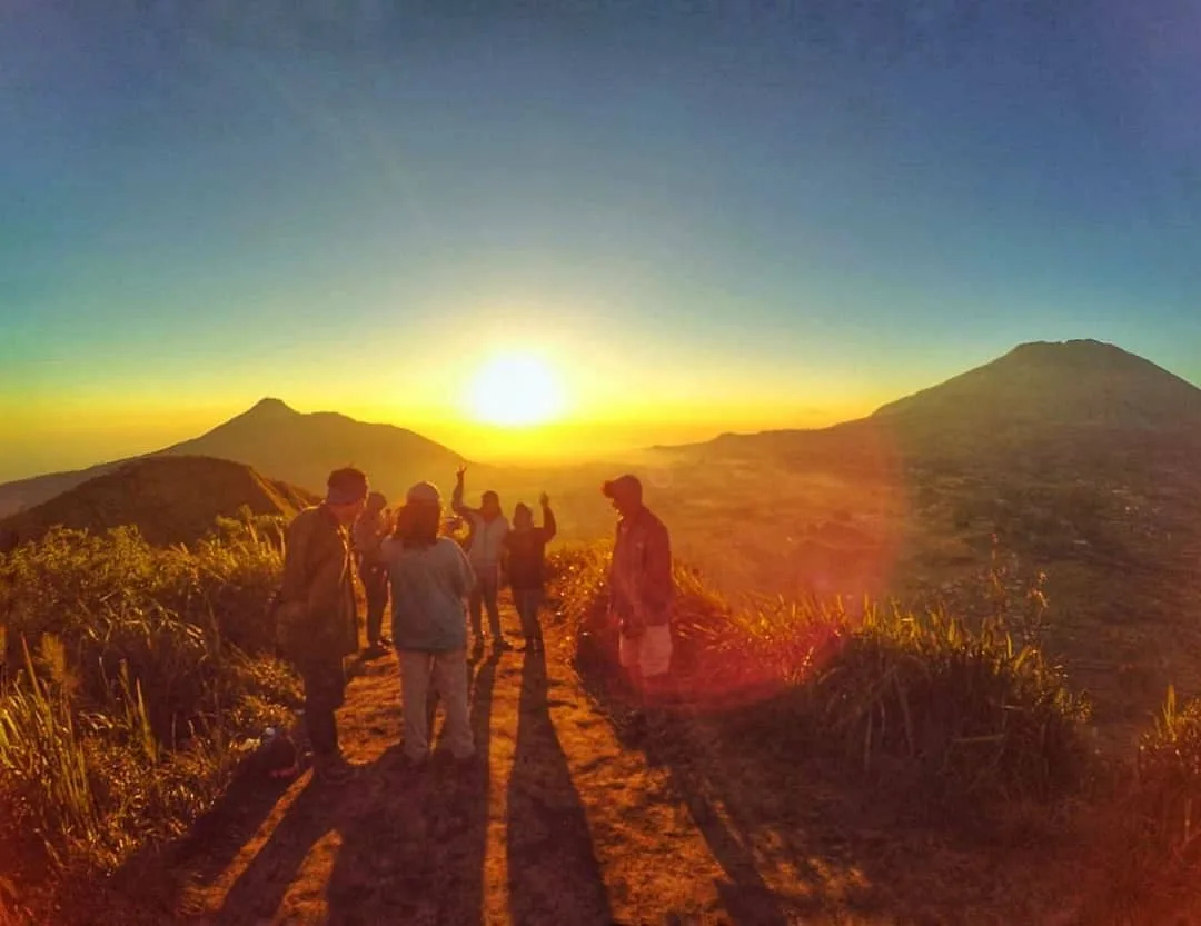 Mau Healing Tanpa Cuti? Cobain Mendaki Gunung Kencana!