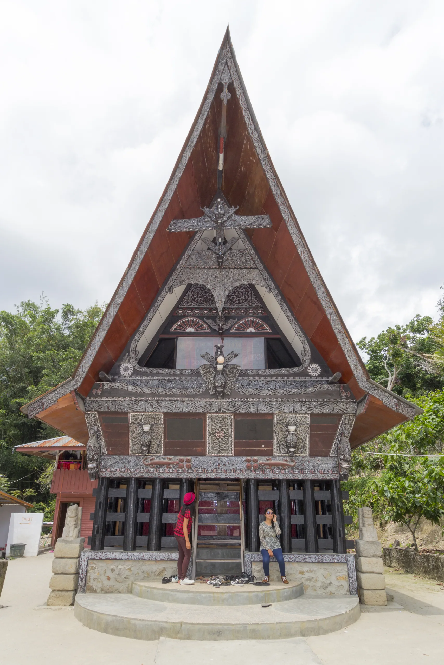 Mengenal Pesona Wisata Desa Tomok Parapat