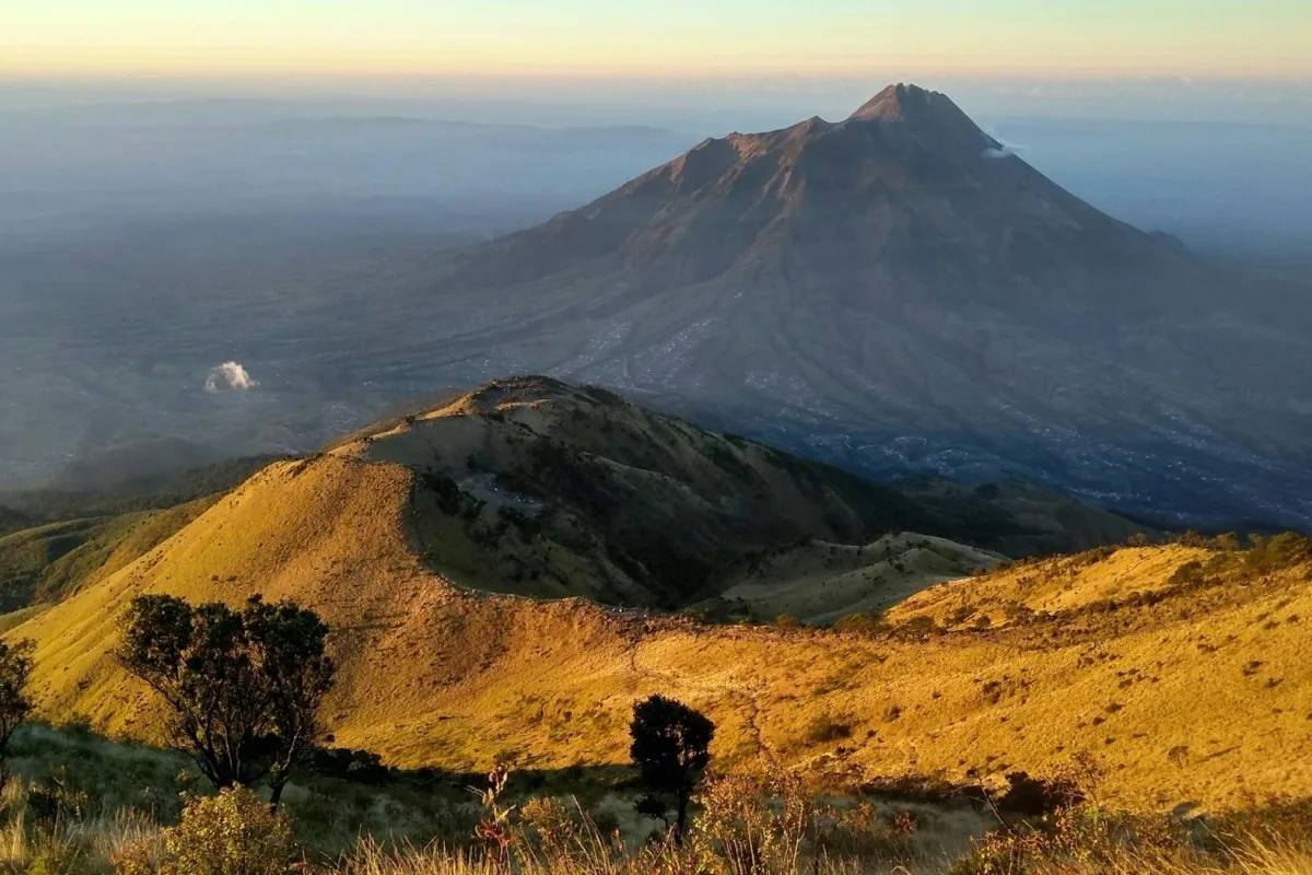 Hiking ke Gunung Merbabu? Ini Daya Tarik dan Rekomendasi Jalur Teraman