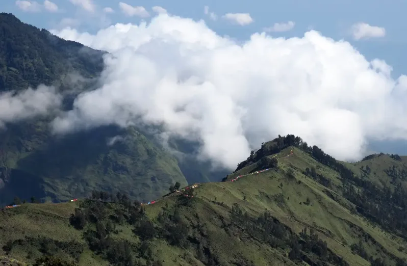 6 Jalur Pendakian Rinjani, Mana yang Paling Menantang?