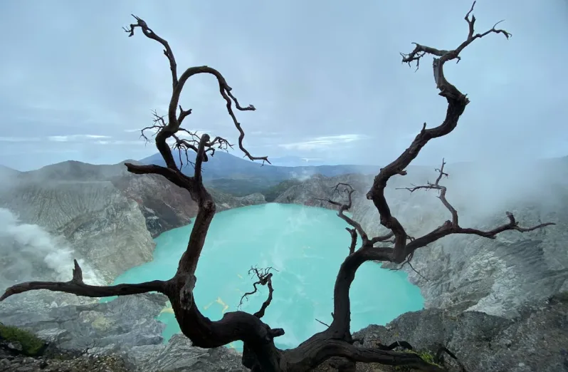 Blue Fire Ijen, Fenomena Api Biru yang Cuma Ada Dua di Dunia!