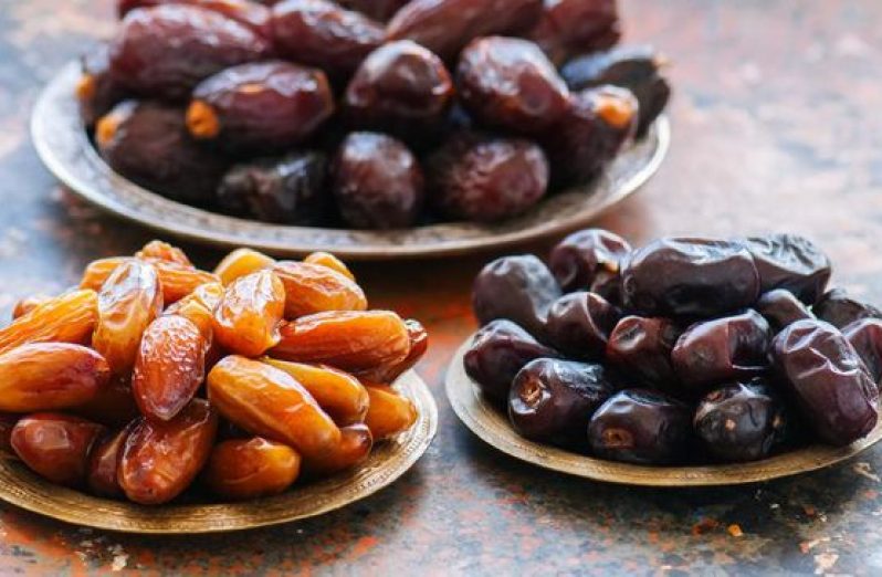 Simak Fakta dan Perbedaan Jenis-Jenis Kurma Berikut Ini!