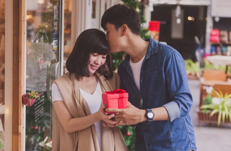 10 Ide Kado Valentine untuk Cowok, Bikin Si Dia Makin Sayang!
