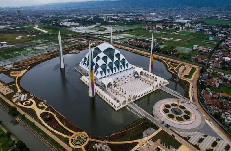Masjid Raya Al Jabbar Bandung, Cek Fakta Menariknya di Sini!
