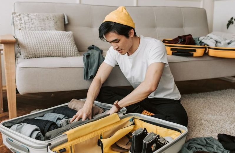 10 Cara Packing Baju di Koper yang Efisien untuk Traveling