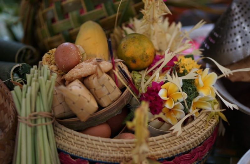 Hati-hati, Jangan Injak Sajen Saat Wisata di Bali